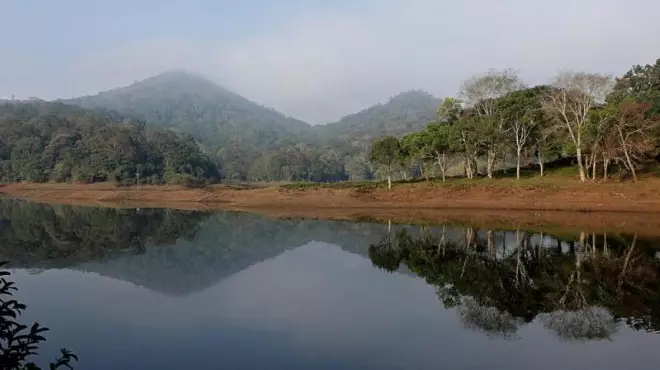 उसको उपस्थिति पार्क म्यान-बनाइएको ताल फिक्शनमा बाध्य छ