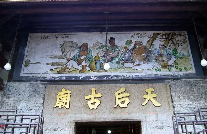 Fresco en la fachada del templo Tankhau.
