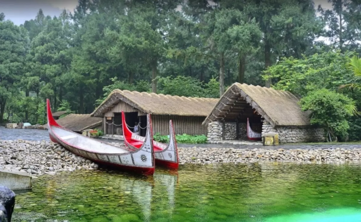 Habitação tradicional e hangar para barcos