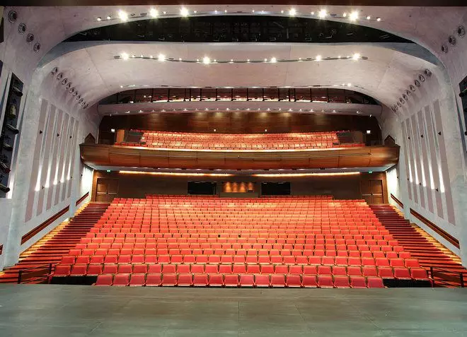 Konserthuset i sentrum er utstyrt med alt som er nødvendig for forestillinger.