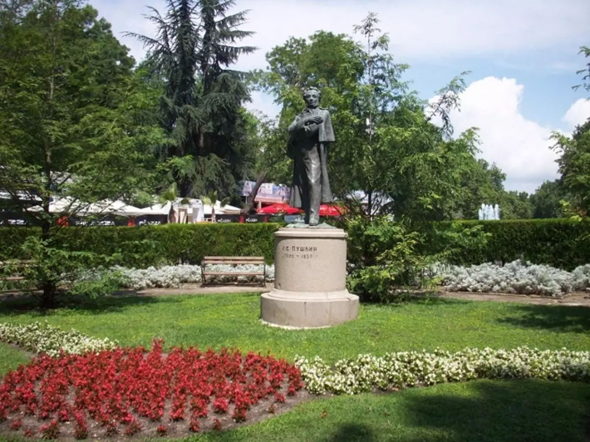 Monumen dikelilingi oleh warna dan bangku