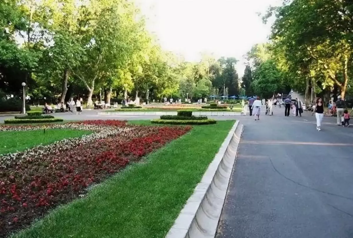 Alley on which a monument to Pushkin