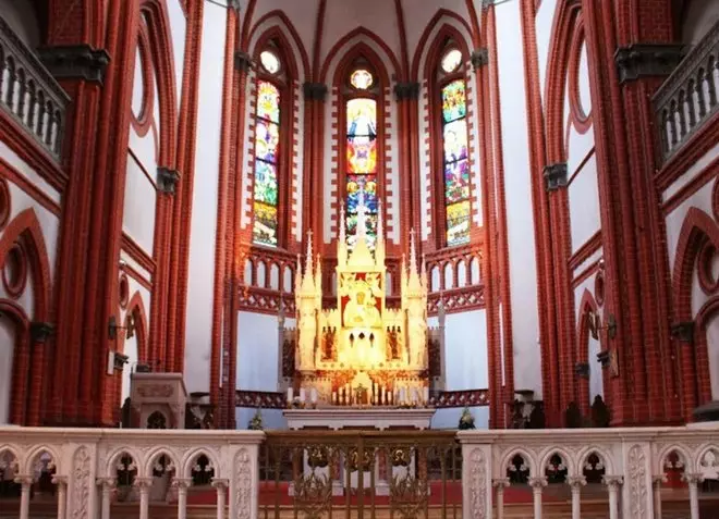 Cerkev notri