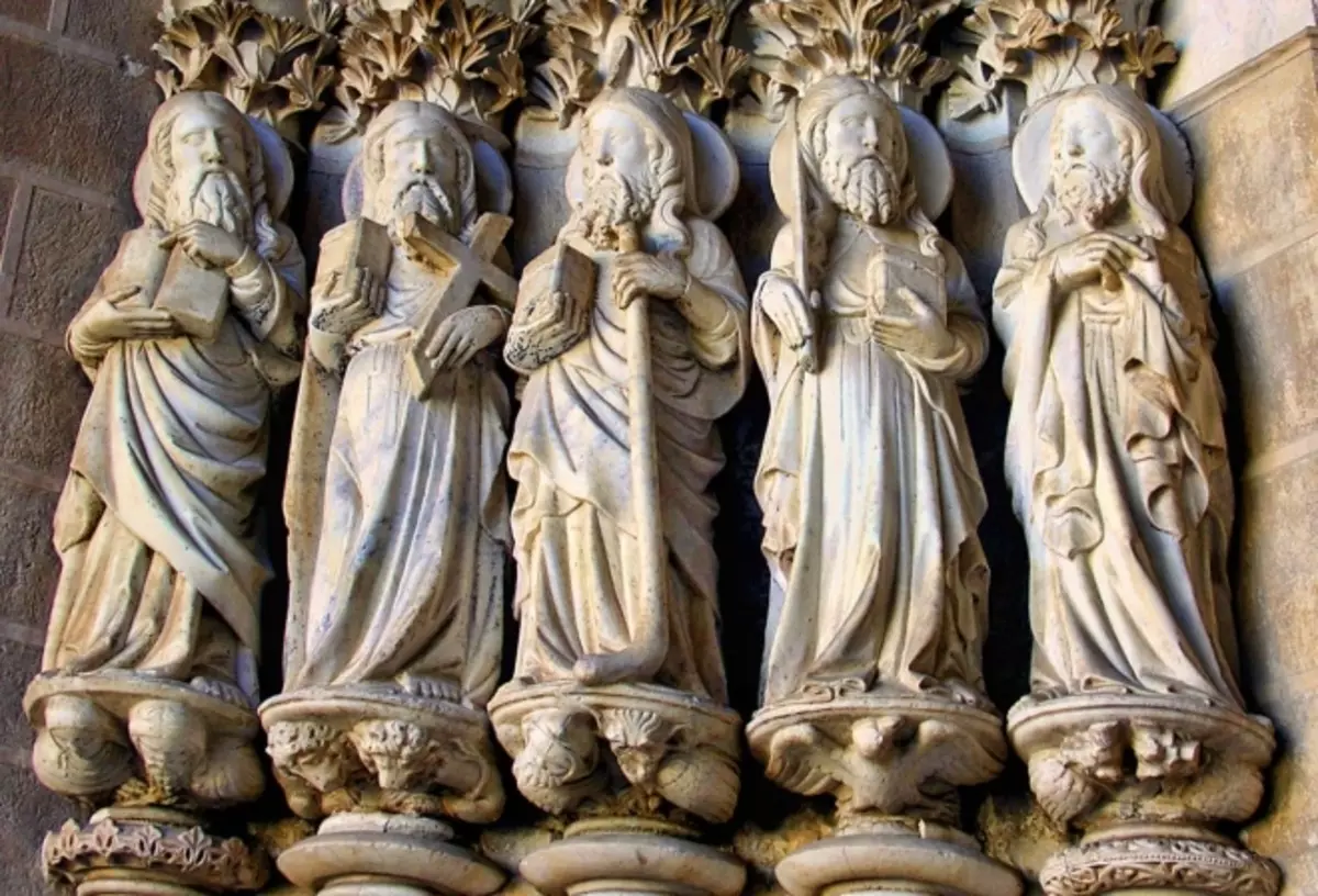 Statues de saints datant du XIVe siècle