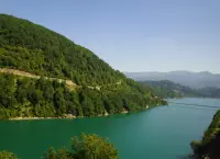 Jezero Yablanitsa - pohled z druhé strany