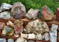 ढु stones ्गा र खनिजहरूको फरक आकार र आकार छ