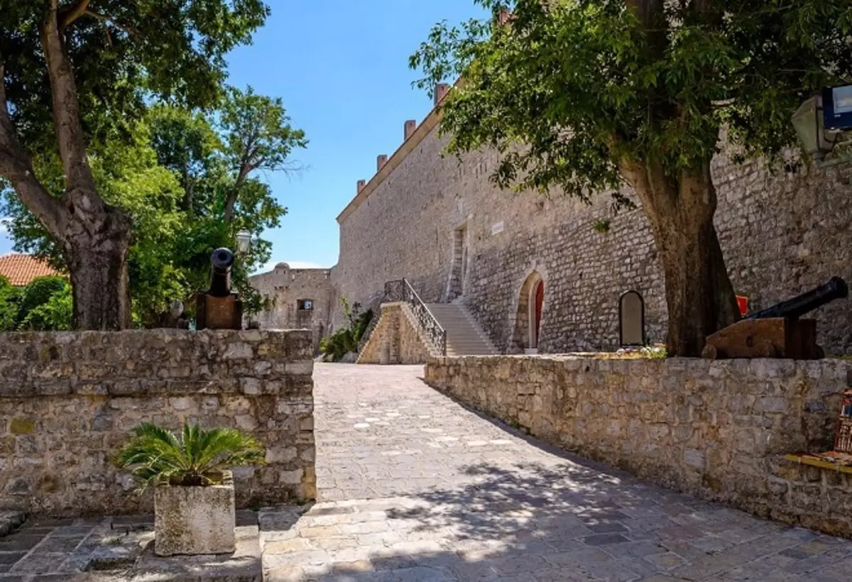 Entrada á fortaleza