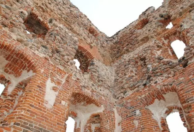 ruins ຂອງ lodderensky Castle ໄດ້