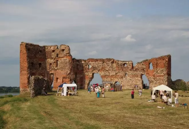 Ludzensky Kalesi'ndeki turistler