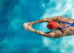 Како да научите да пливаат возрасно лице самостојно