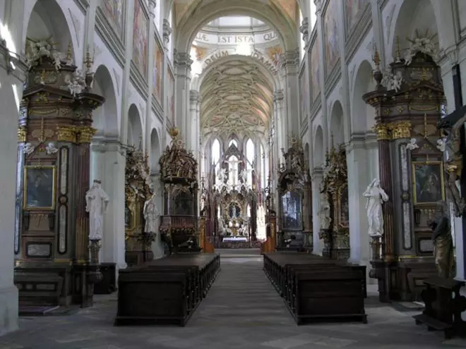 Mkati mwa Cathedral mu obisika yosungirako