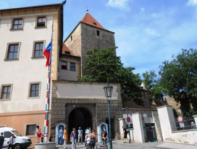 Ho kena ho Prague Castle le tower e ntšo