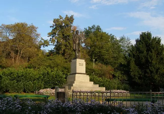 Monument a la política ben coneguts de l'aptitud Politis Ladislav Rijigru, en honor a la que es diu