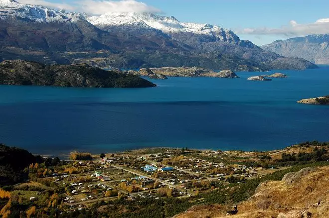 Ilu ti Puerto Ibanayes lori eti okun ti Lake Buenos Aires