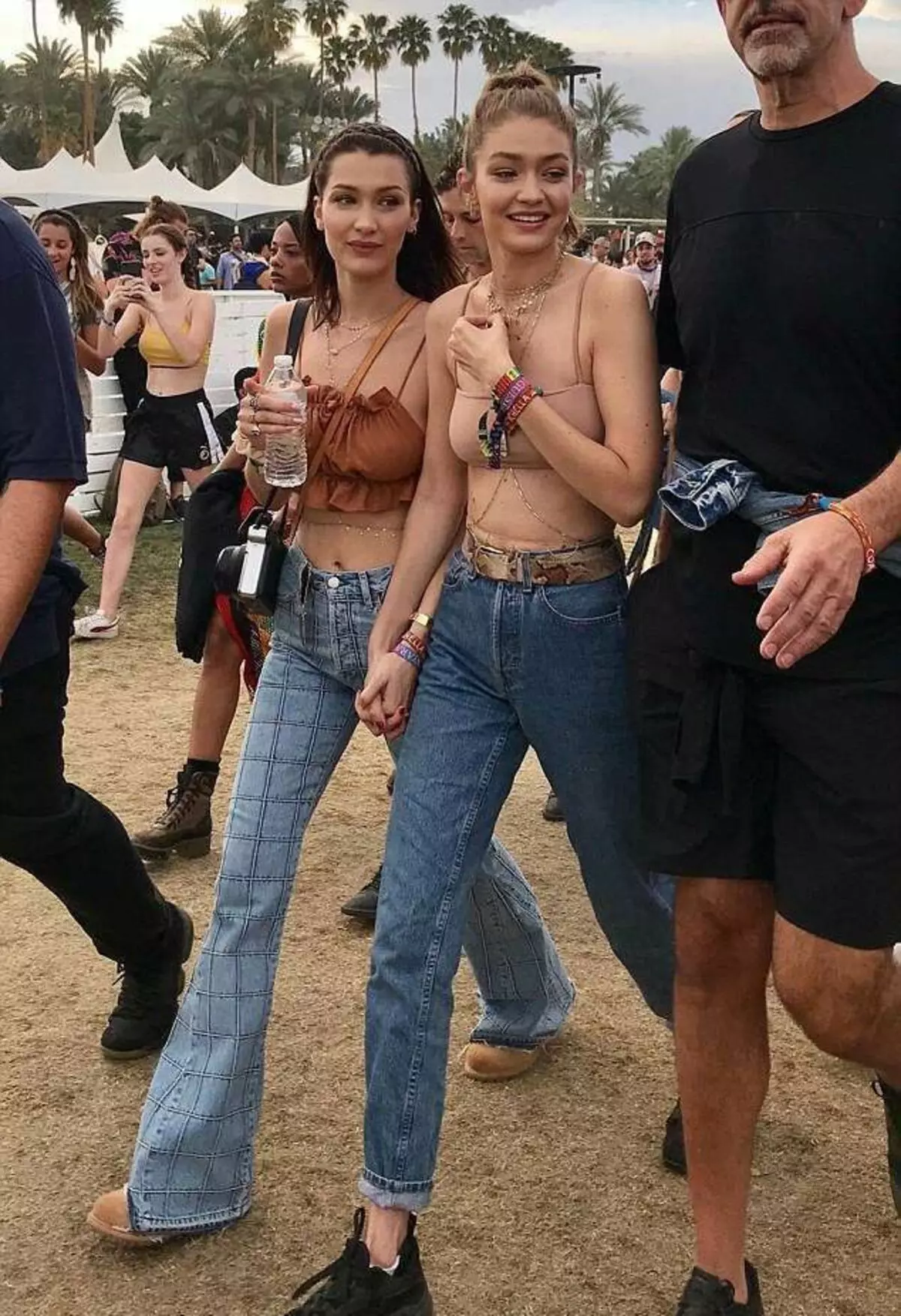 Jiji ar Bella māsu par Coachella