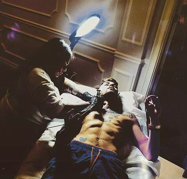 Zain Malik dans le salon de tatouage