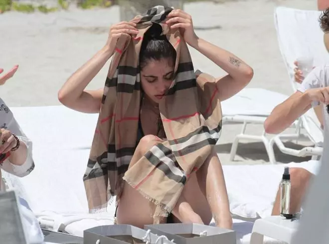 Lourdes Leon op het strand