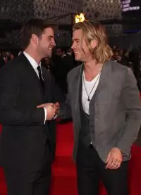 Chris in Liam Hemsworth na Rdečem sprehodu