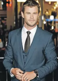 Chris Hemsworth yn Suit