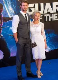 Chris Hemsworth with his wife