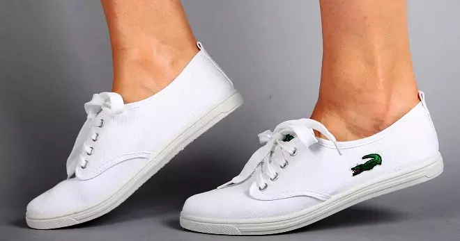 Hvide kvinders sneakers - hvad skal man bære?