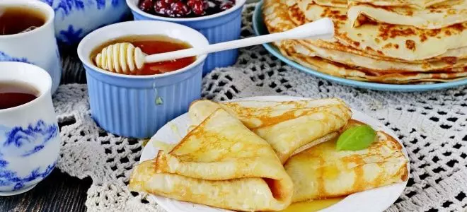 Ny pancakes matsiro indrindra amin'ny ronono dia mahia sy matevina, miaraka amin'ny masirasira, Kefir ary rano 6717_10