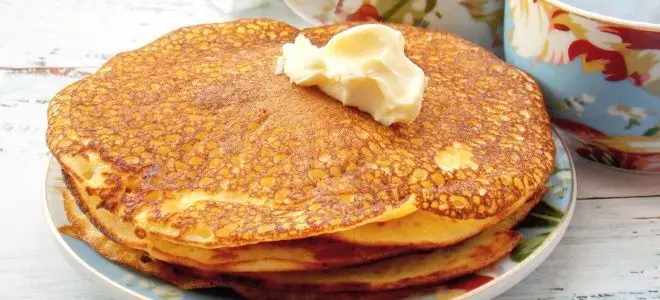 Ny pancakes matsiro indrindra amin'ny ronono dia mahia sy matevina, miaraka amin'ny masirasira, Kefir ary rano 6717_12