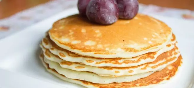 Ny pancakes matsiro indrindra amin'ny ronono dia mahia sy matevina, miaraka amin'ny masirasira, Kefir ary rano 6717_5