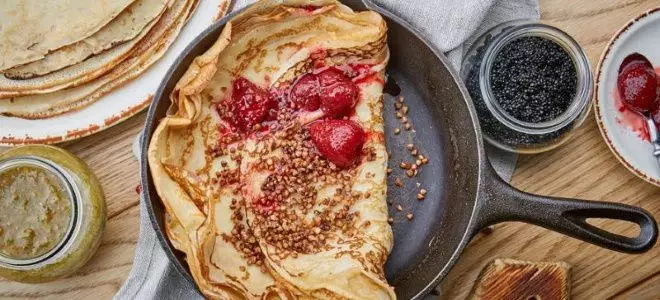 Hoe snel en heerlijk pannenkoeken voor melk, water, kefir en serum voor te bereiden? 6718_15