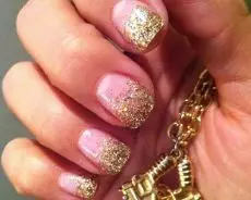 Manicure com brilhos de ouro