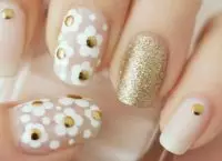 Manucure avec des paillettes d'or1