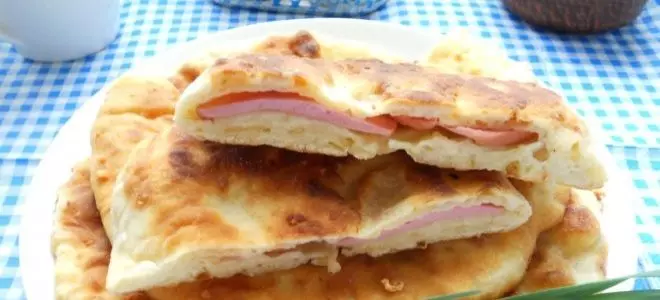 Yeşiller, tavuk göğsü, jambon, süzme peynir, sosis ve patates ile bir tavada peynirli peletler 6773_11