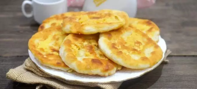 Yeşiller, tavuk göğsü, jambon, süzme peynir, sosis ve patates ile bir tavada peynirli peletler 6773_4