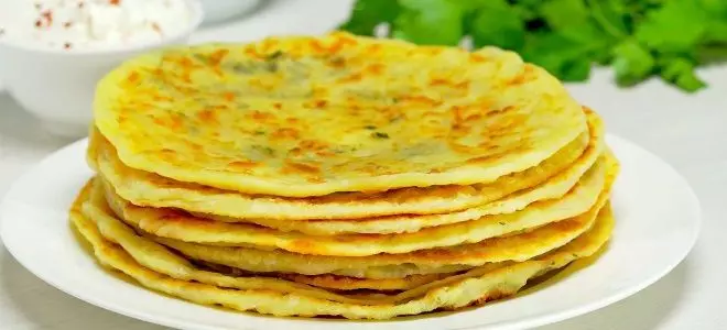 Yeşiller, tavuk göğsü, jambon, süzme peynir, sosis ve patates ile bir tavada peynirli peletler 6773_5