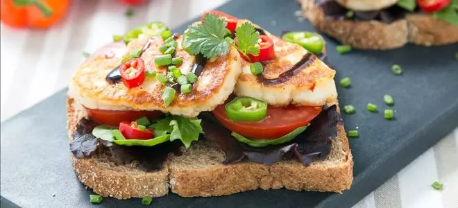Keju Haluumi - Resep Salad, Omelet lan Sandwich karo Keju, apa sing bisa diganti Halumi? 6785_10