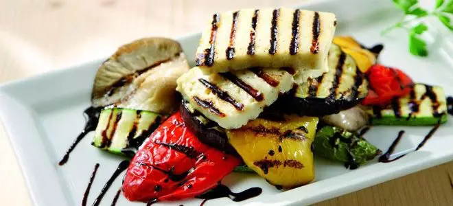 Keju Haluumi - Resep Salad, Omelet lan Sandwich karo Keju, apa sing bisa diganti Halumi? 6785_6