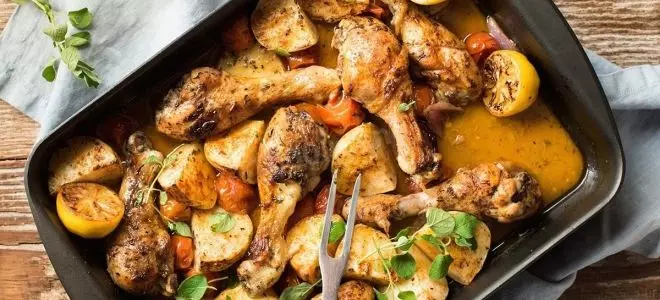 Comment cuire le poulet dans une casserole, dans une cuisinière lente, au four? 6804_15