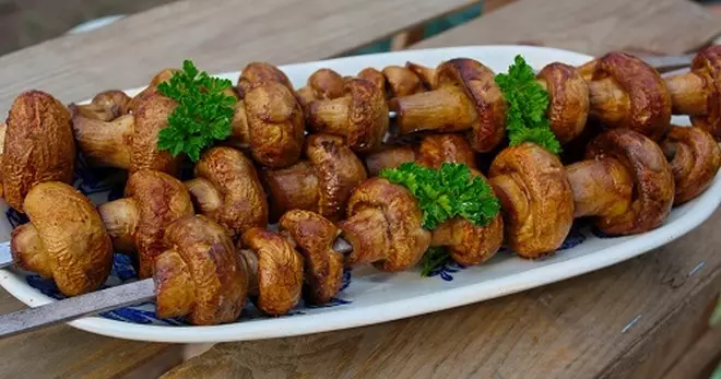 Nola marinatu Champignons Kebabs-en mokadu ezin hobea ateratzeko?