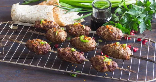 Mangale पर Minced मांस से Lulle-Kebab - रद्द पिकनिक व्यंजनों के व्यंजनों