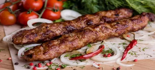 Lulle-Kebab da aka yi da minced nama a mangale - girke-girke daga rago, alade, naman sa da kaza 6867_2