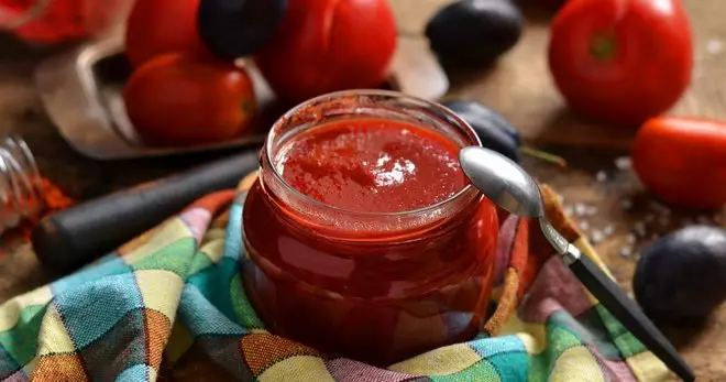 Ketchup from tomatoes with apples for the winter - extraordinarily delicious conservation!