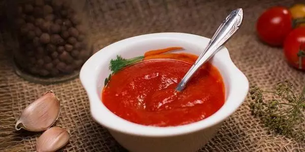 Ketchup ó trátaí le úlla don gheimhreadh - oidis le plumaí, cairéid, piobar agus oinniúin 6908_5