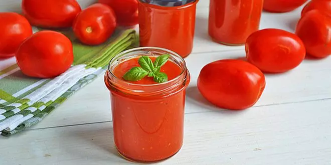 Ketchup from tomatoes with apples for the winter - recipes with plums, carrots, pepper and onions 6908_8