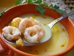 Sopa de puré con gambas