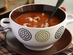 Sopa de puré de tomate con gambas