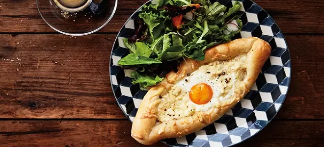 Khachapuri na may itlog at keso