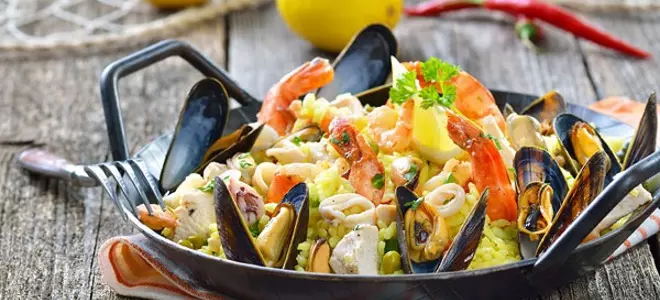 Mussels செய்முறையுடன் Paella.