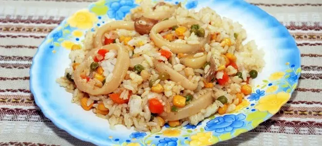 Paella سره squid بېلګه