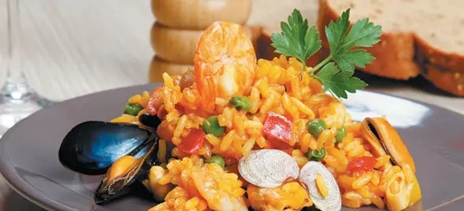 Paella met zeevruchten in een langzaam kooktoestel