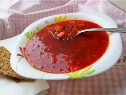 Borsch vegetariana en un olla de cocció lenta